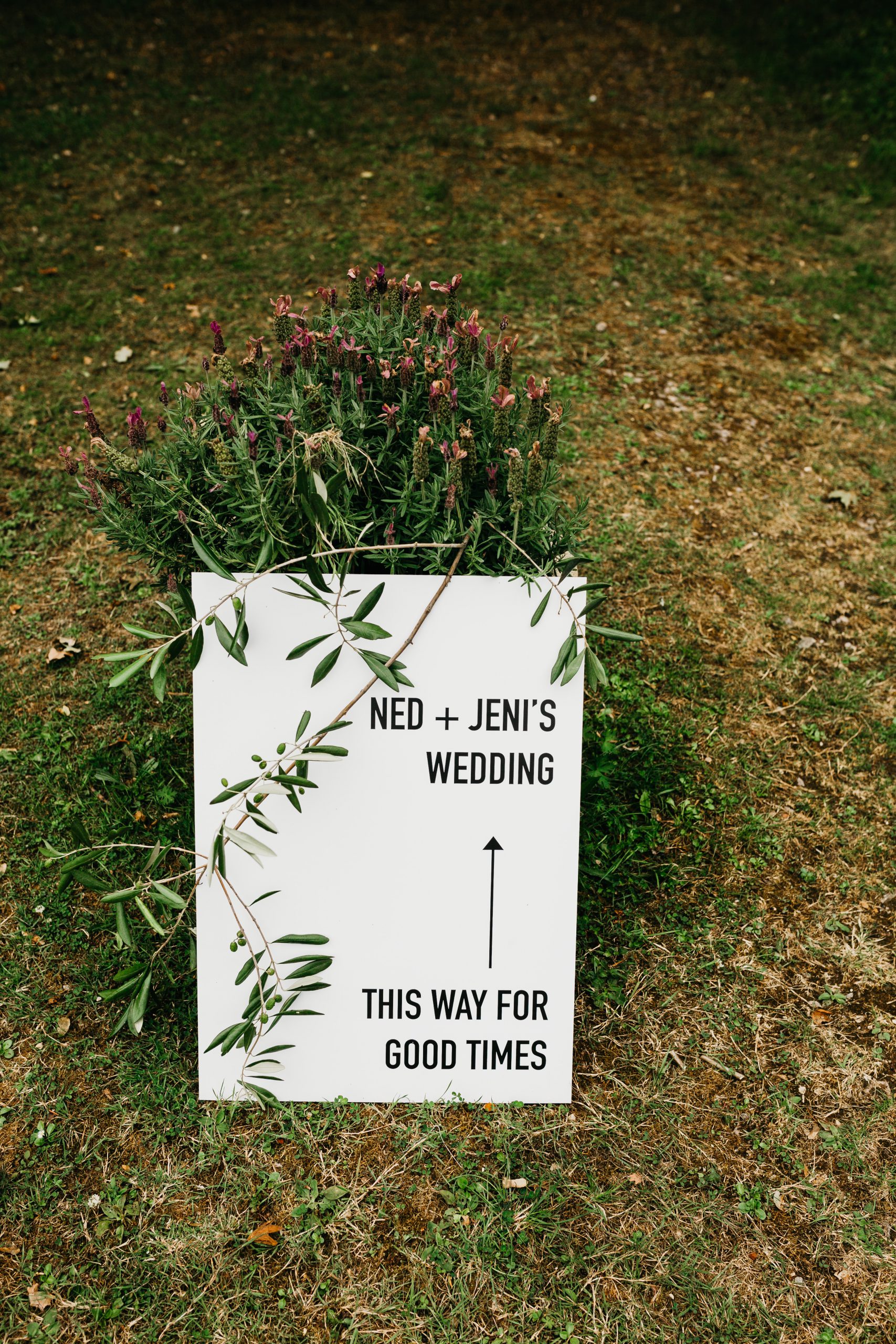 Wow your guests with bold and modern wedding signs - PaperGrace